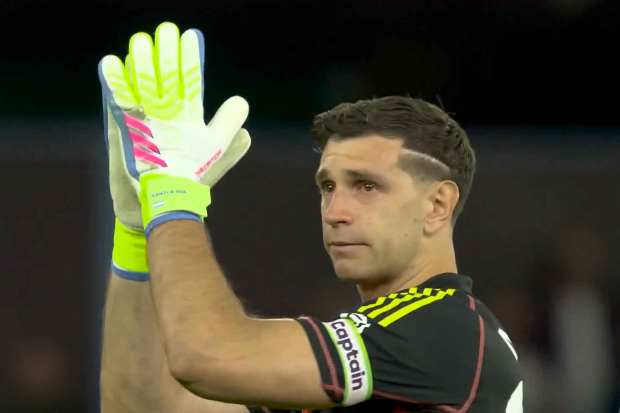 El Dibu Martínez se despide llorando y dispara las alarmas sobre una posible salida del Aston Villa