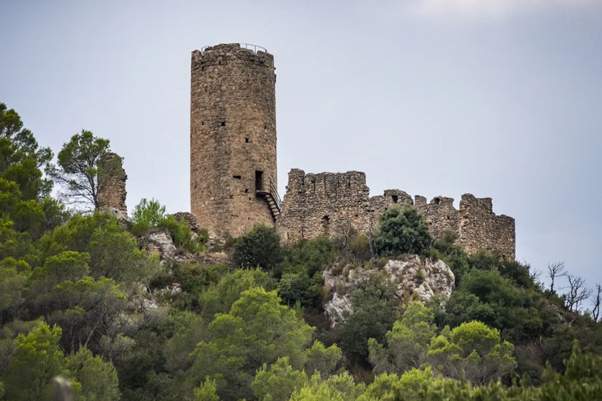 El castillo abandonado de Girona que te conecta con una espectacular ...