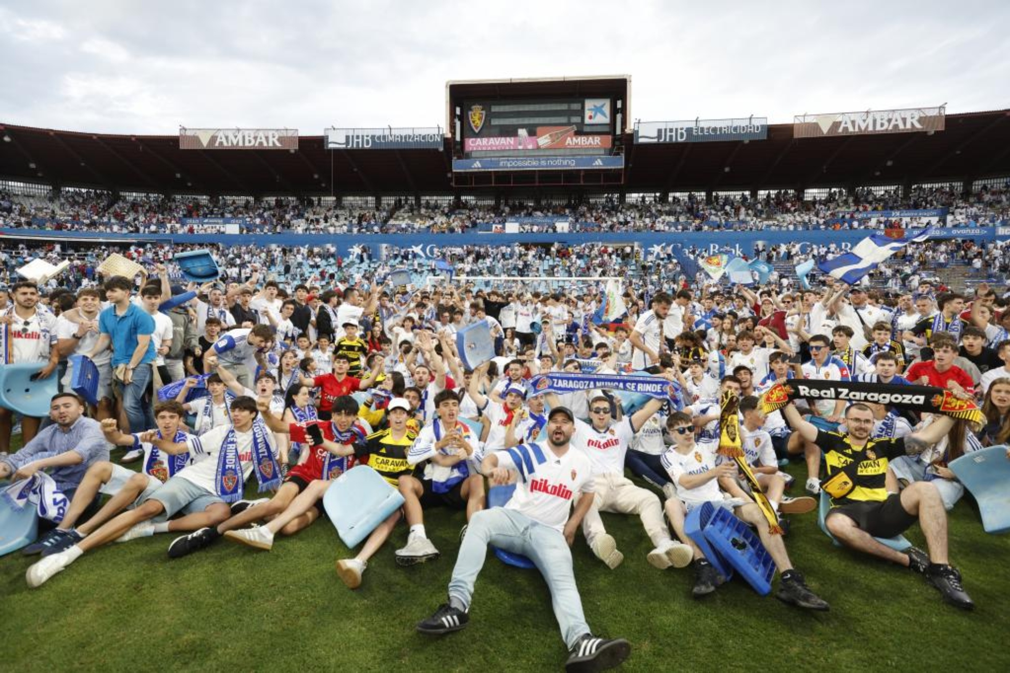 La Romareda se despide con un final feliz y la renovación de Francho