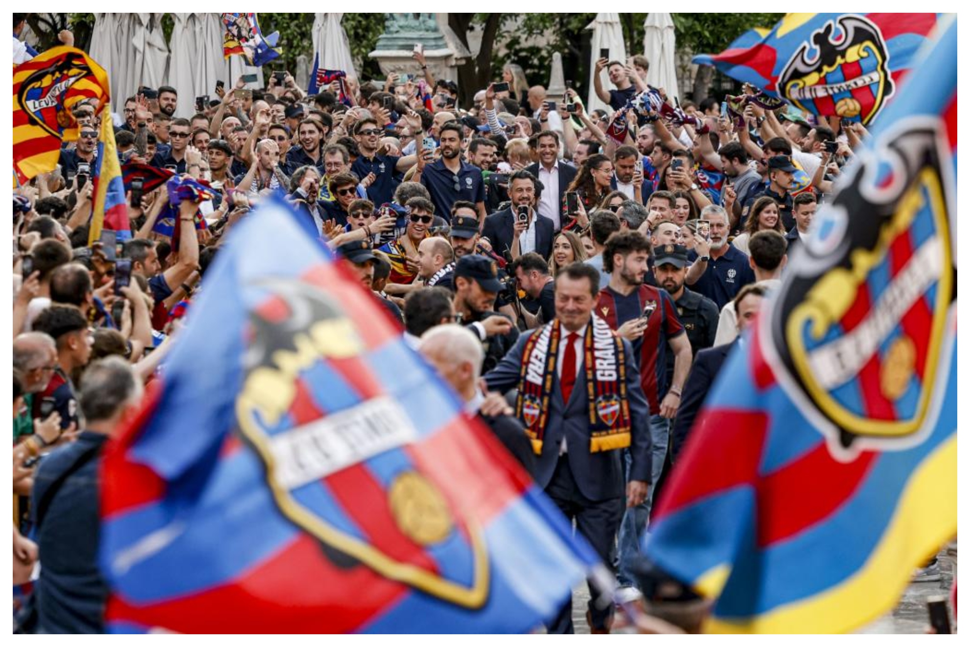 Valencia se tiñó de granota en la fiesta del ascenso del Levante