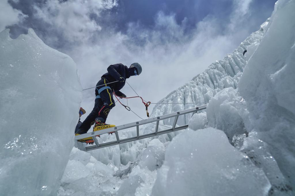 Así fue la primavera 2025 en el Everest: colas, récords y el polémico ...
