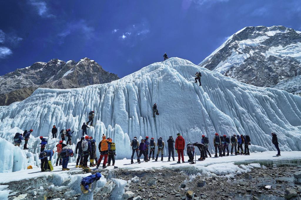 Así fue la primavera 2025 en el Everest: colas, récords y el polémico ...