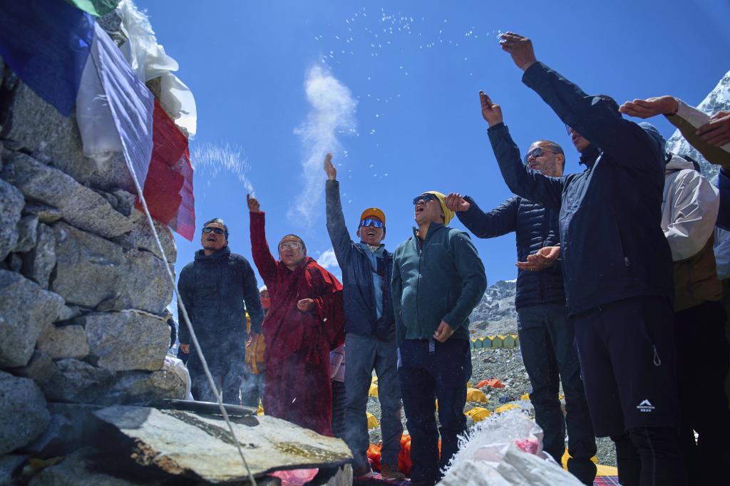 Así fue la primavera 2025 en el Everest: colas, récords y el polémico ...