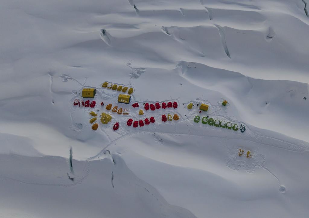 Así fue la primavera 2025 en el Everest: colas, récords y el polémico ...