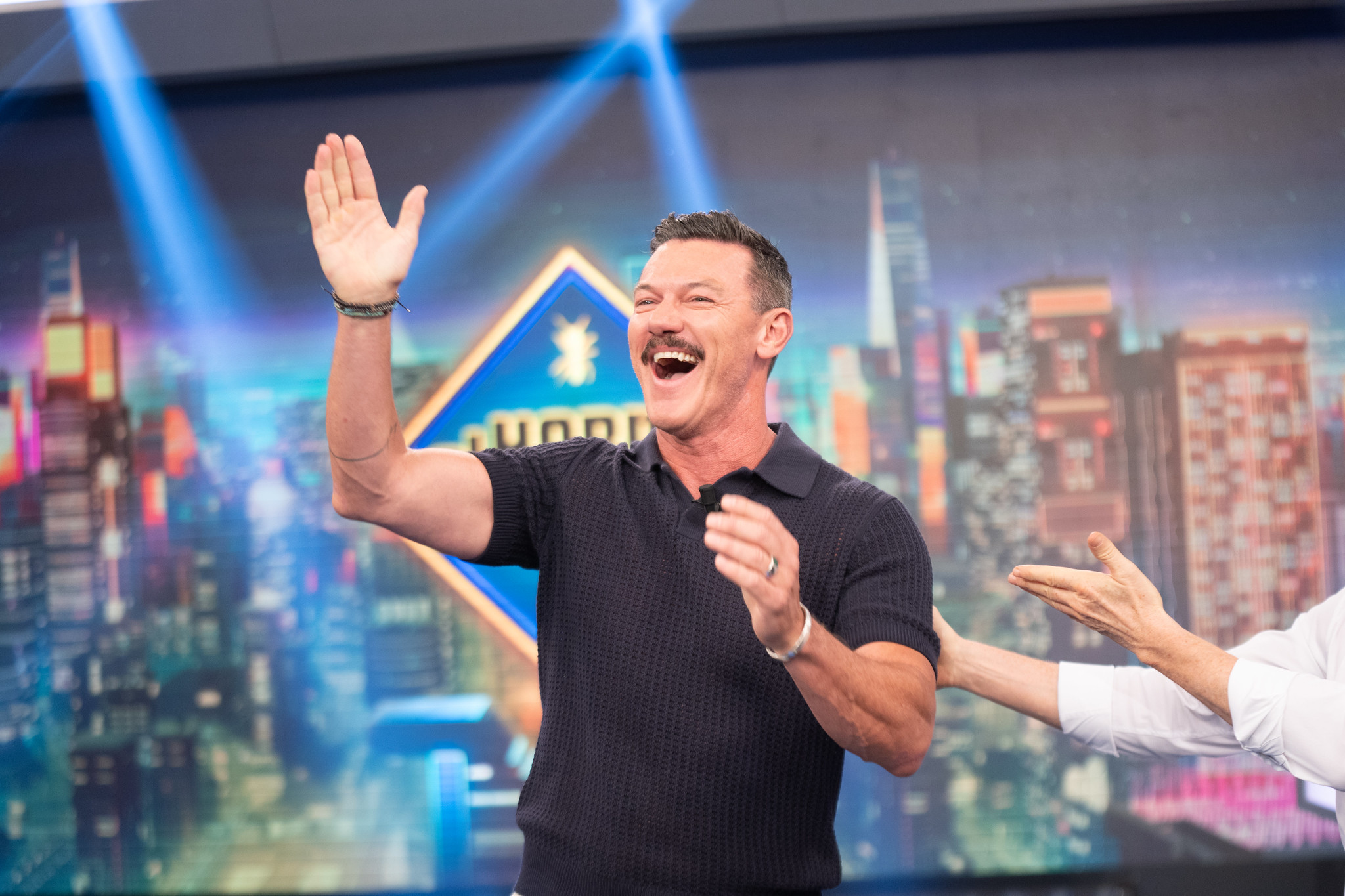 Las mejores imágenes de la visita de Luke Evans a 'El Hormiguero'