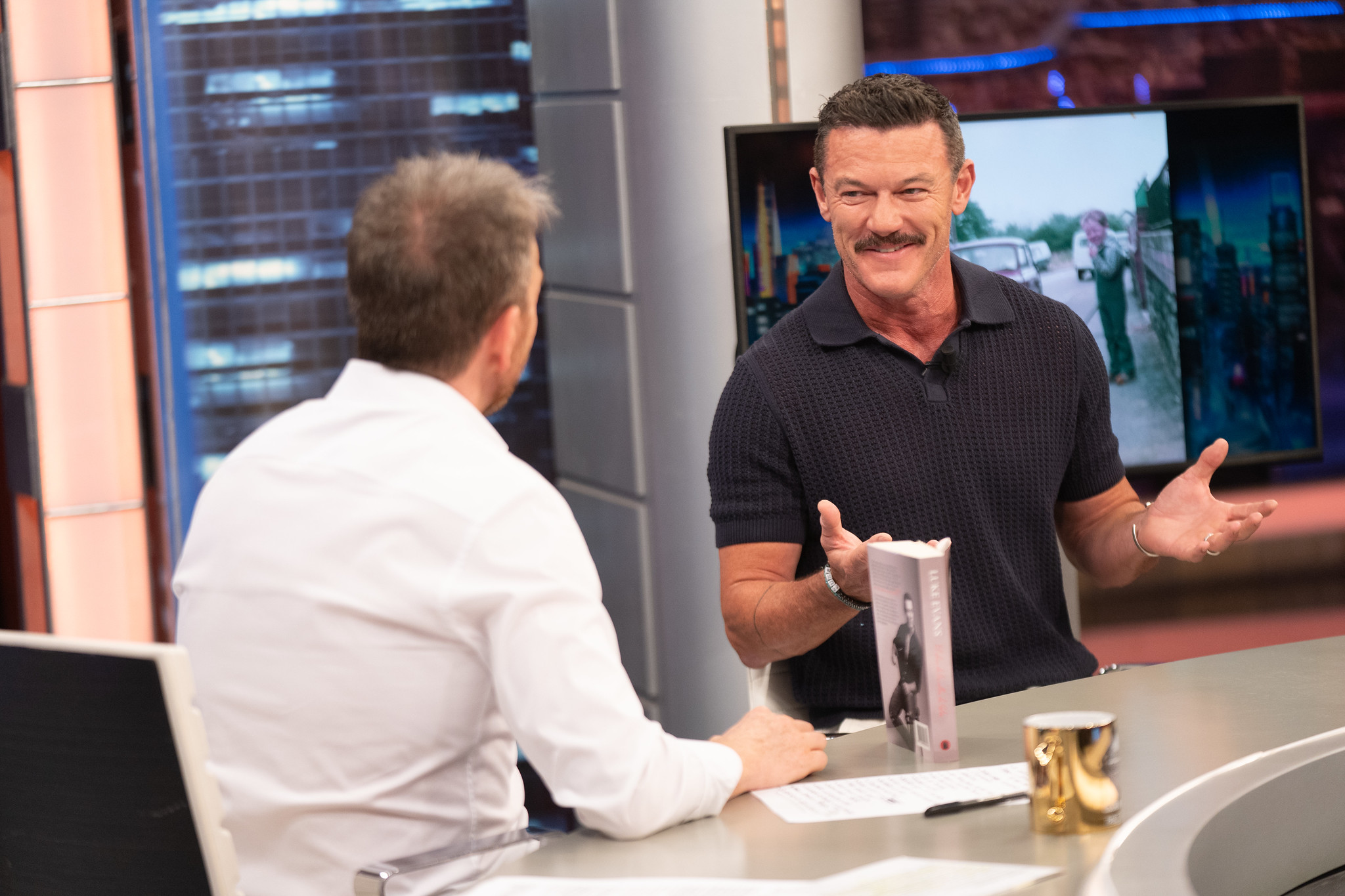Las mejores imágenes de la visita de Luke Evans a 'El Hormiguero'