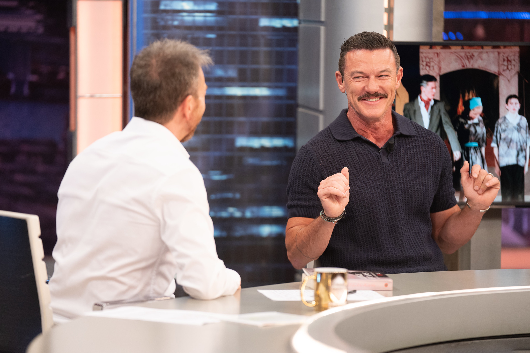 Las mejores imágenes de la visita de Luke Evans a 'El Hormiguero'