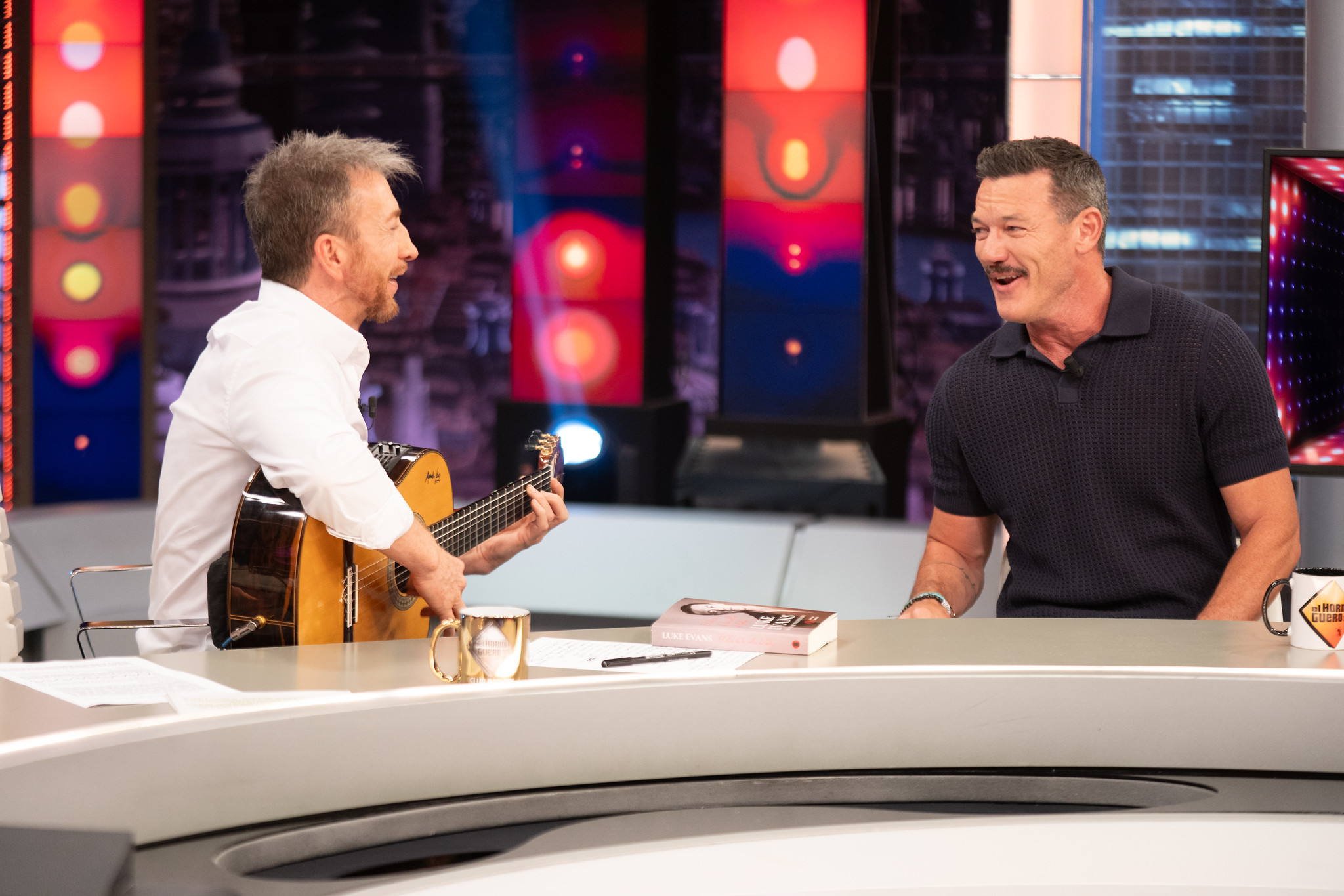 Las mejores imágenes de la visita de Luke Evans a 'El Hormiguero'