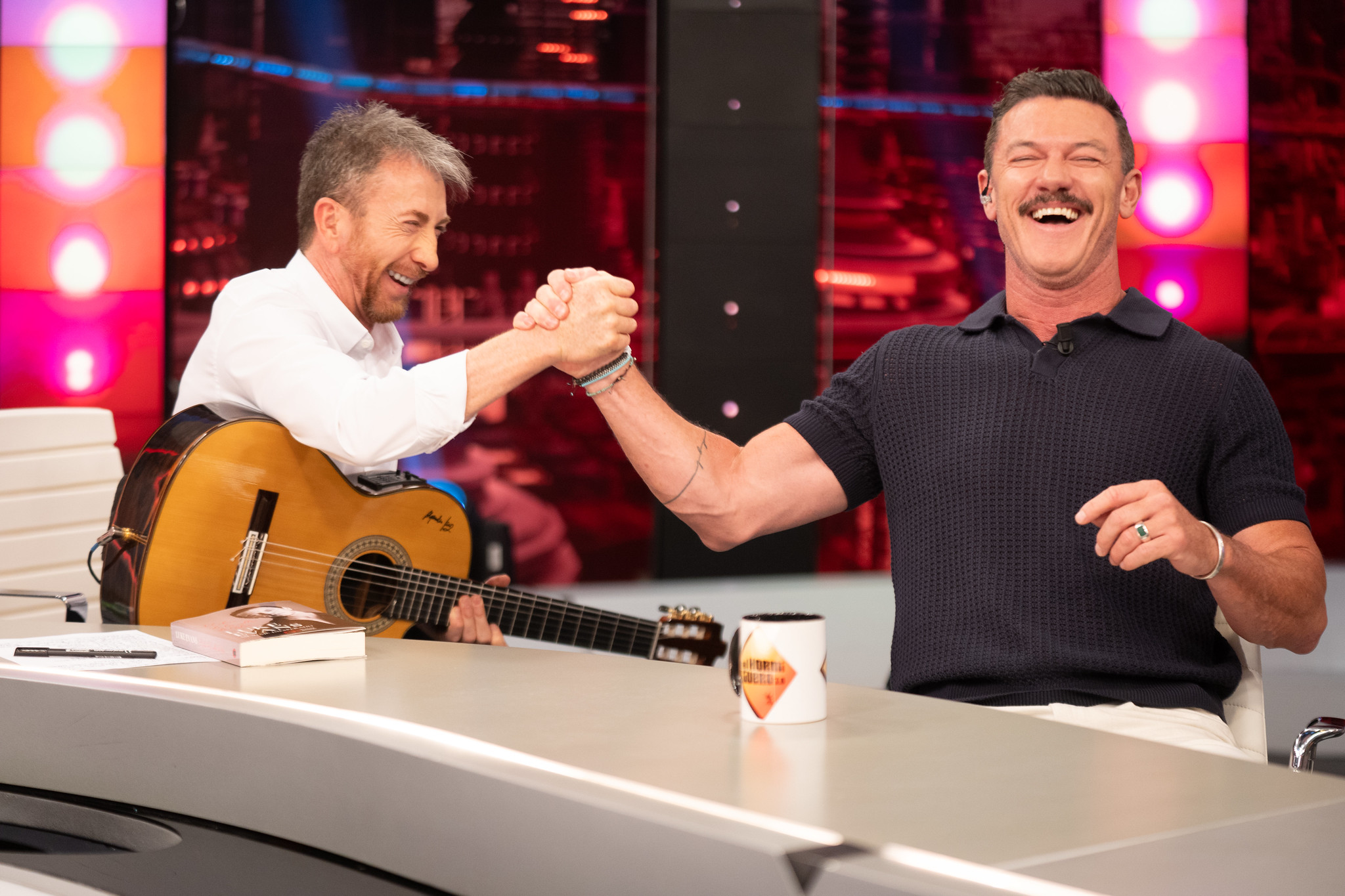 Las mejores imágenes de la visita de Luke Evans a 'El Hormiguero'