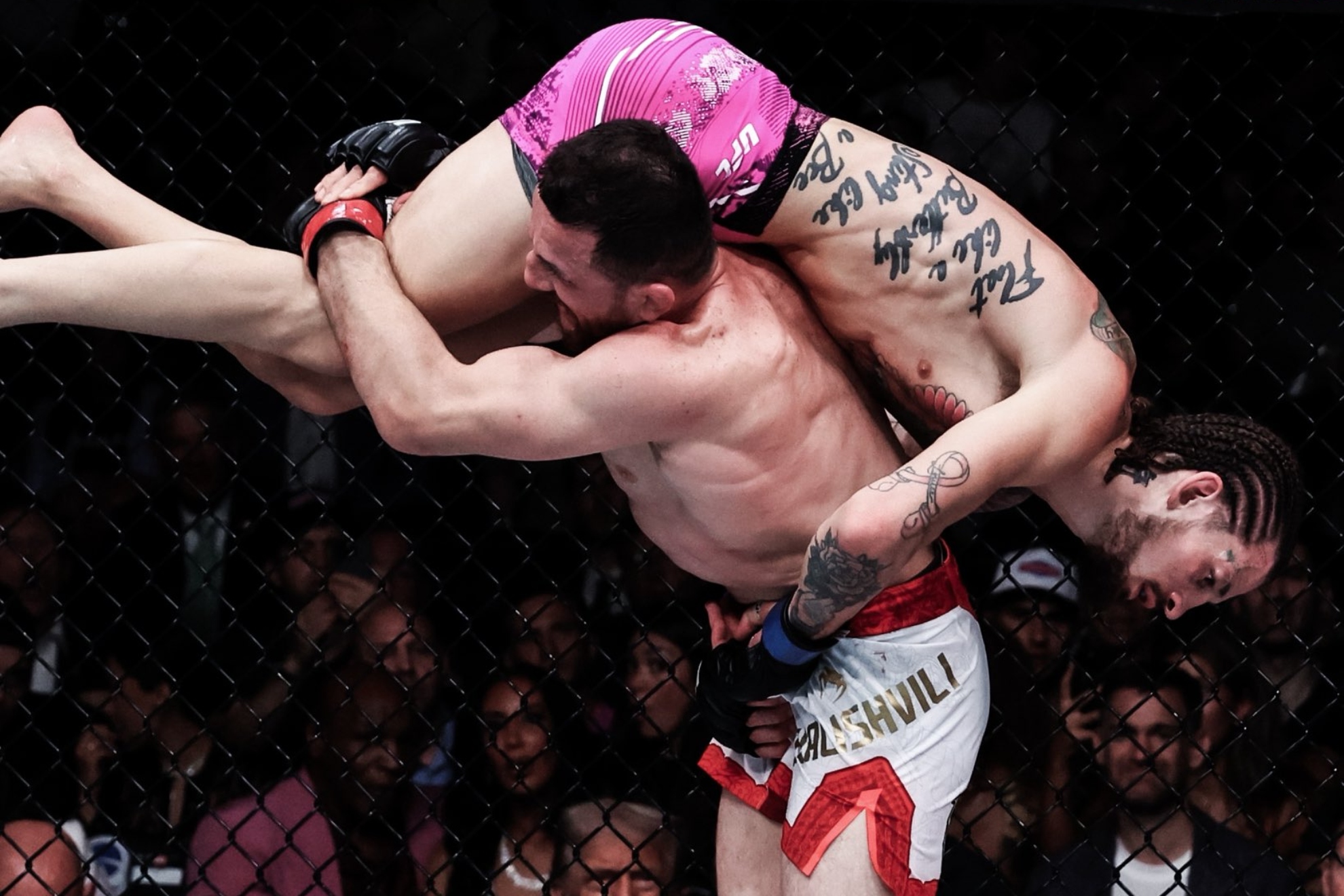 Merab Dvalishvili somete a O'Malley, retiene el título y se convierte ...