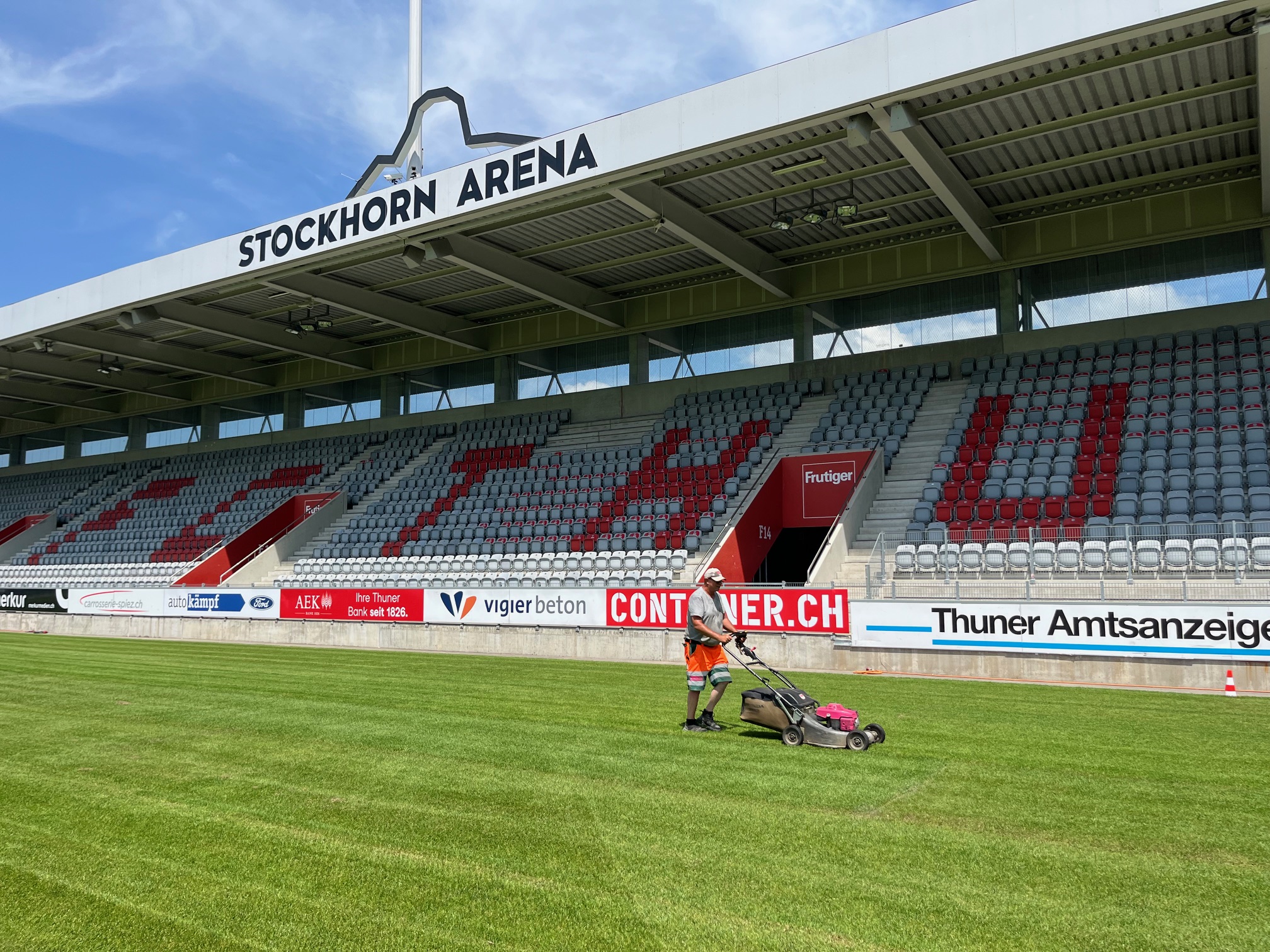 Los estadios de la Eurocopa mudan el césped