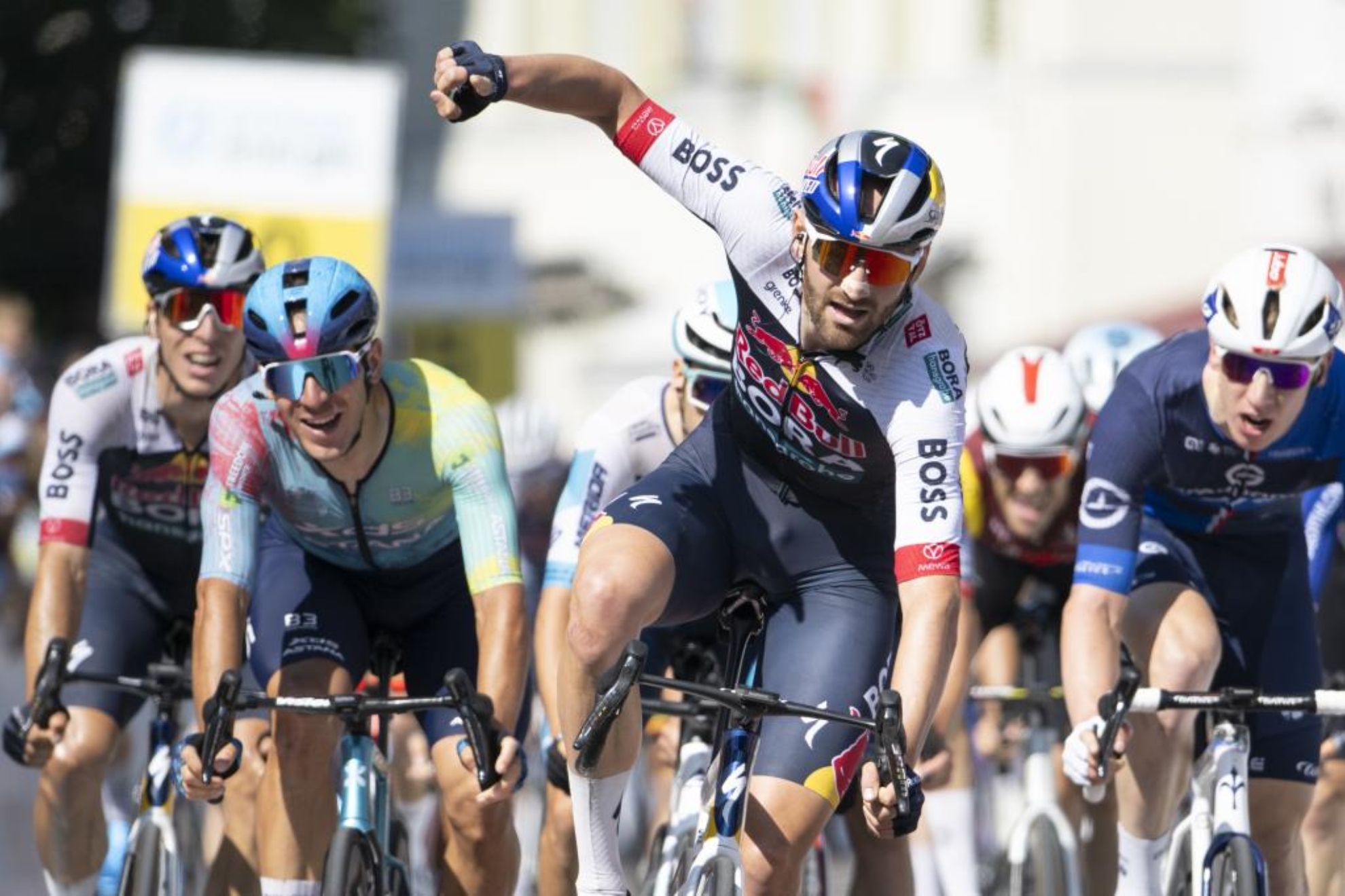 Jordi Meeus impone su ley al sprint en Neuhausen am Rheinfall