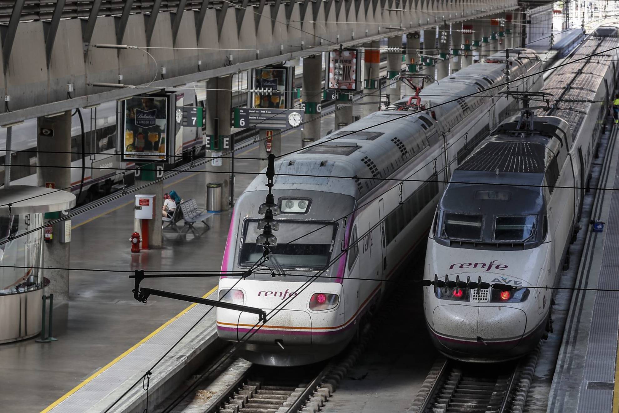 Fin a los abonos gratuitos en Cercanías y media distancia: Renfe lanza nuevas tarjetas con ...