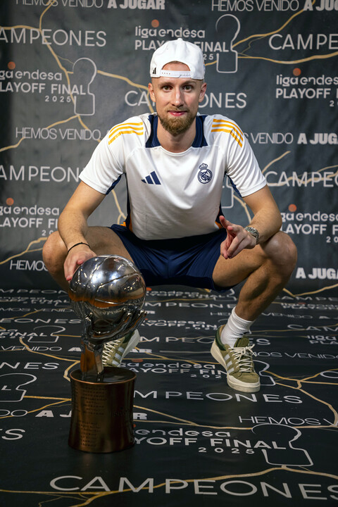 Musa acaba su etapa en el Real Madrid y es presentado en Dubái con ...