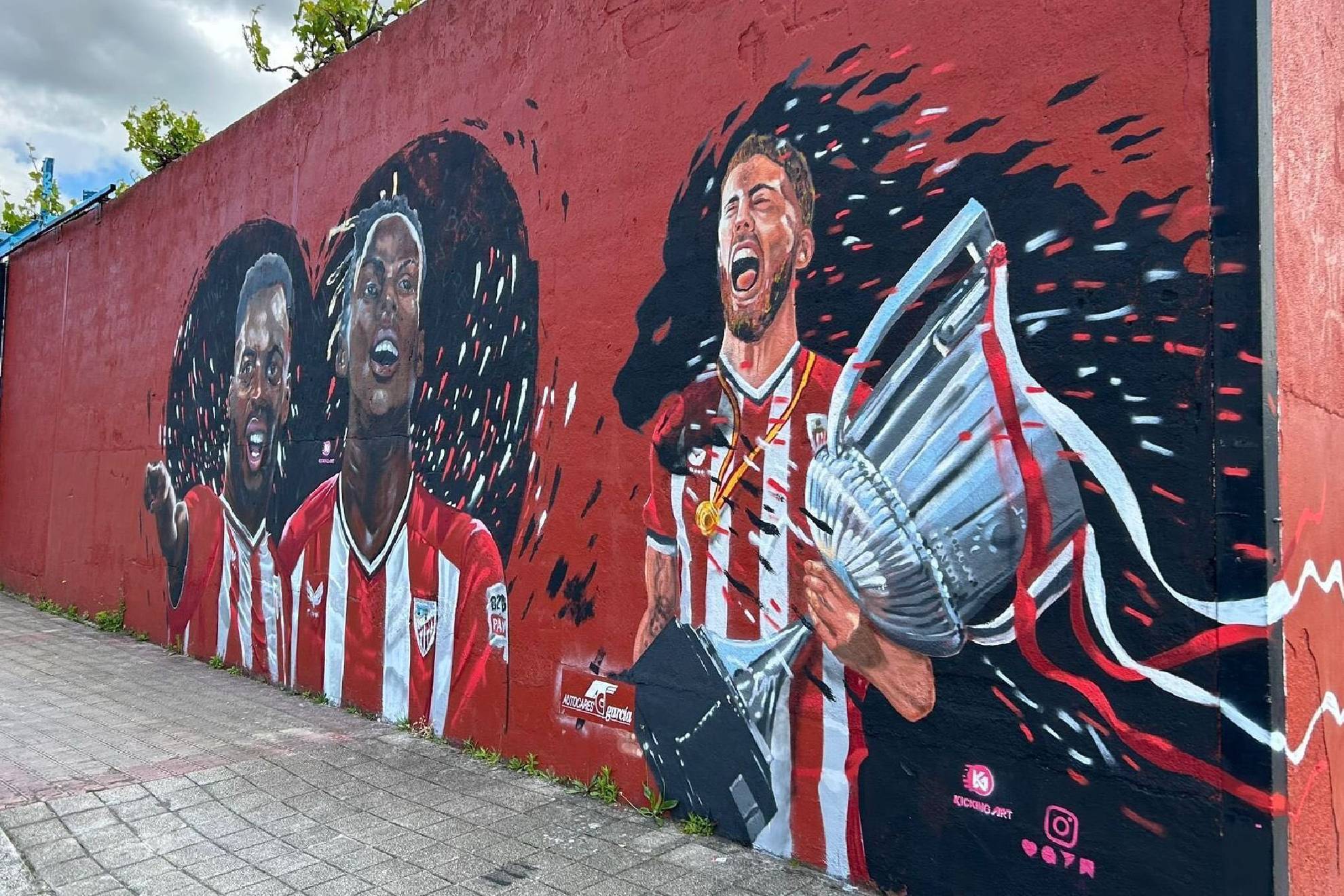 Iñaki Williams reacciona a la reparación del mural de Nico