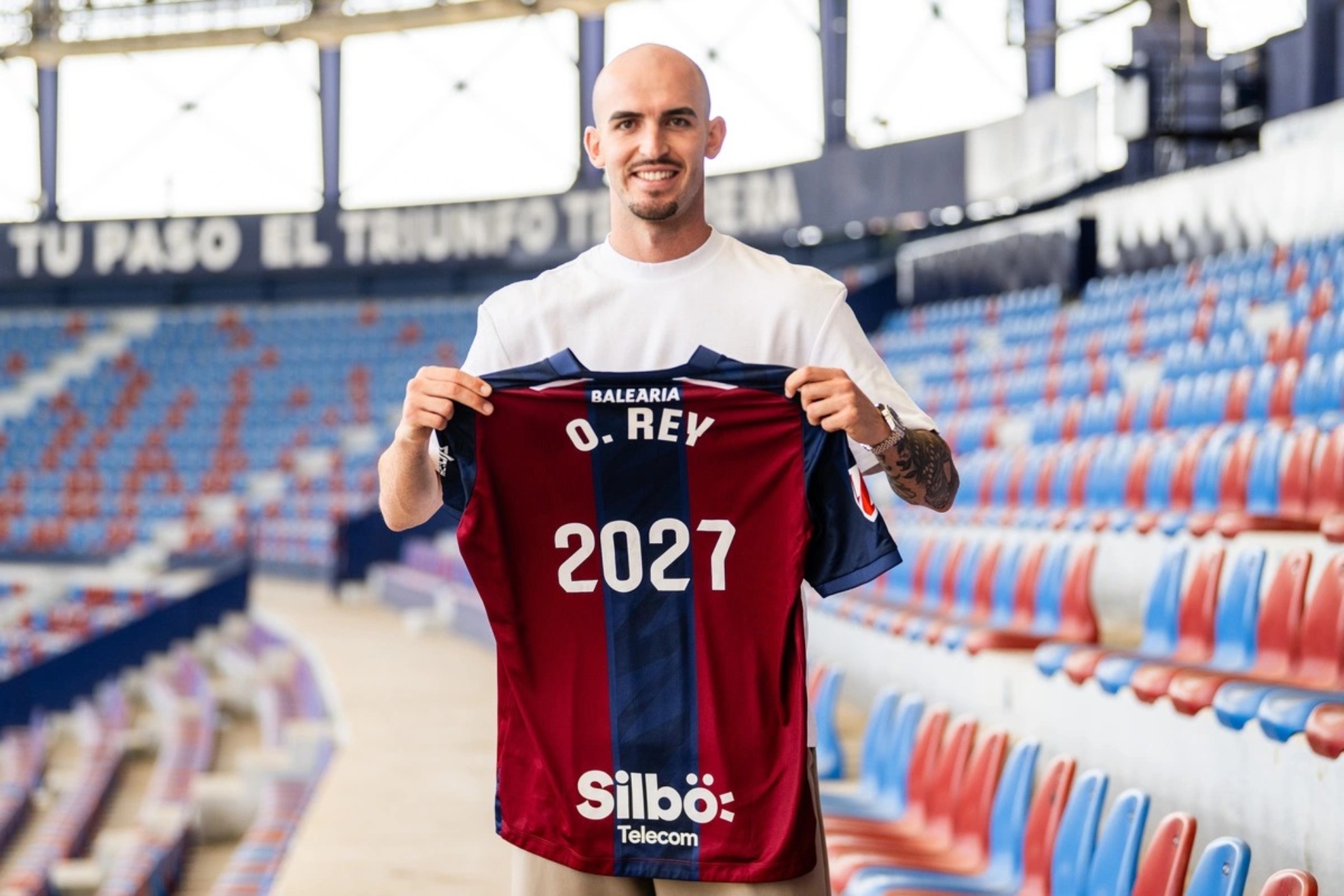 Oriol Rey renueva con el Levante hasta 2027