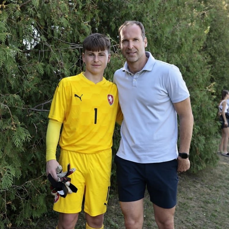 Damian Cech firma su primer contrato profesional con el Fulham