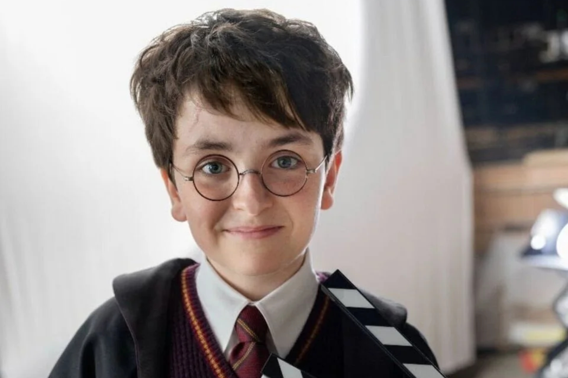 Dominic McLaughlin aparece por primera vez caracterizado como Harry Potter en la serie de HBO Max