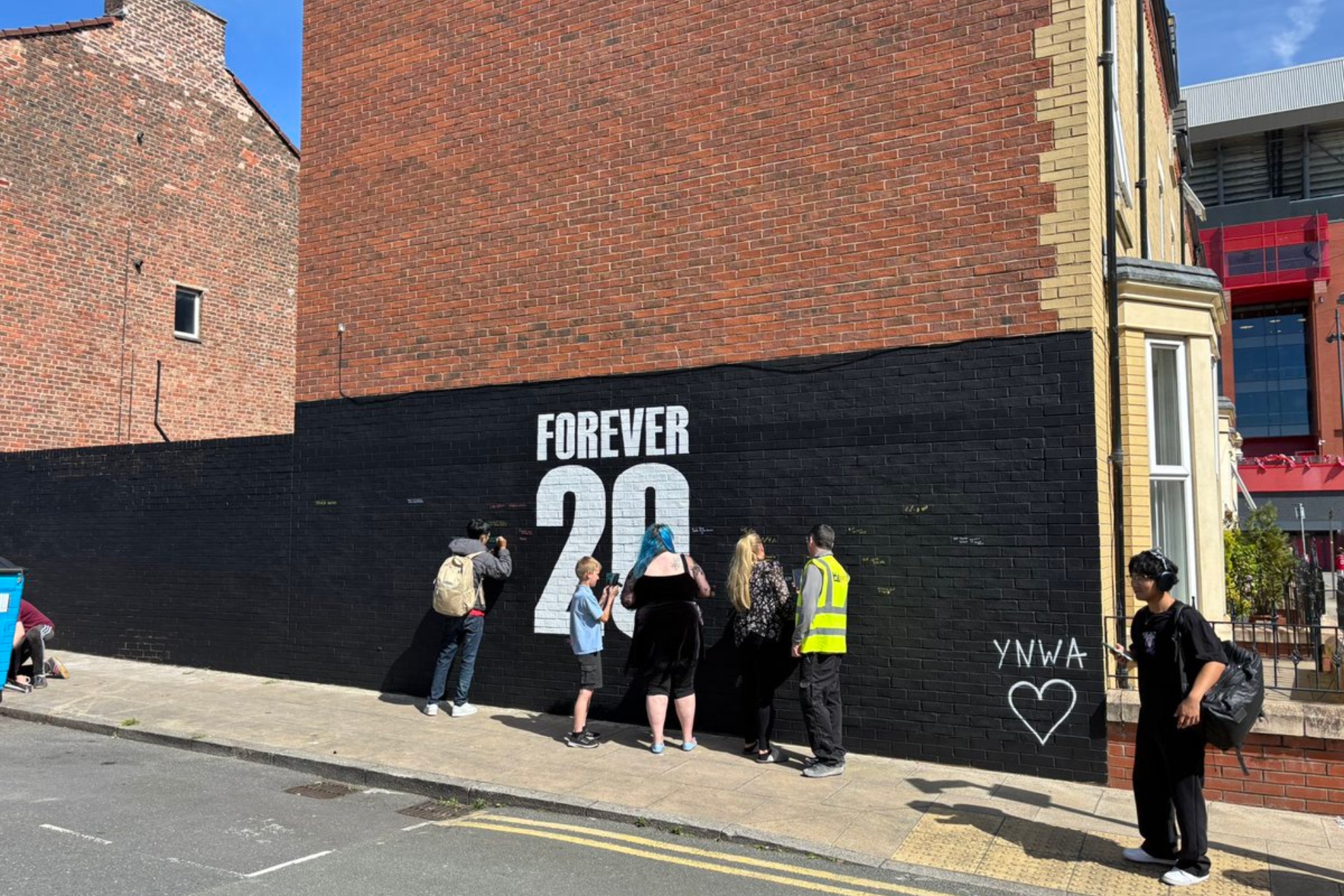 Un mural con cientos de aportaciones de seguidores, recuerda a Diogo ...