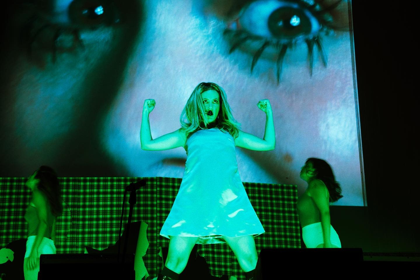 Rigoberta Bandini enseña sus "tetas" en el Movistar Arena cuando sonaba ...