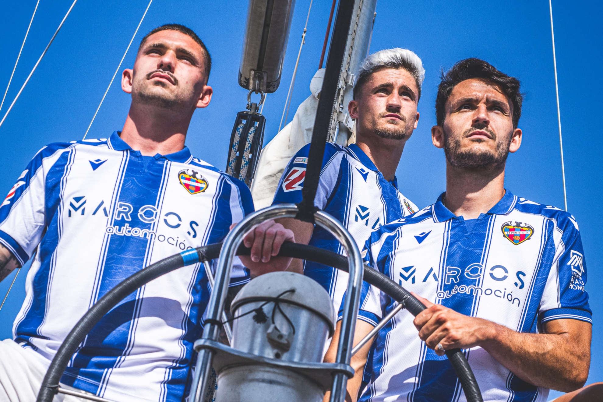 El Levante homenajea al mar en su segunda equipación