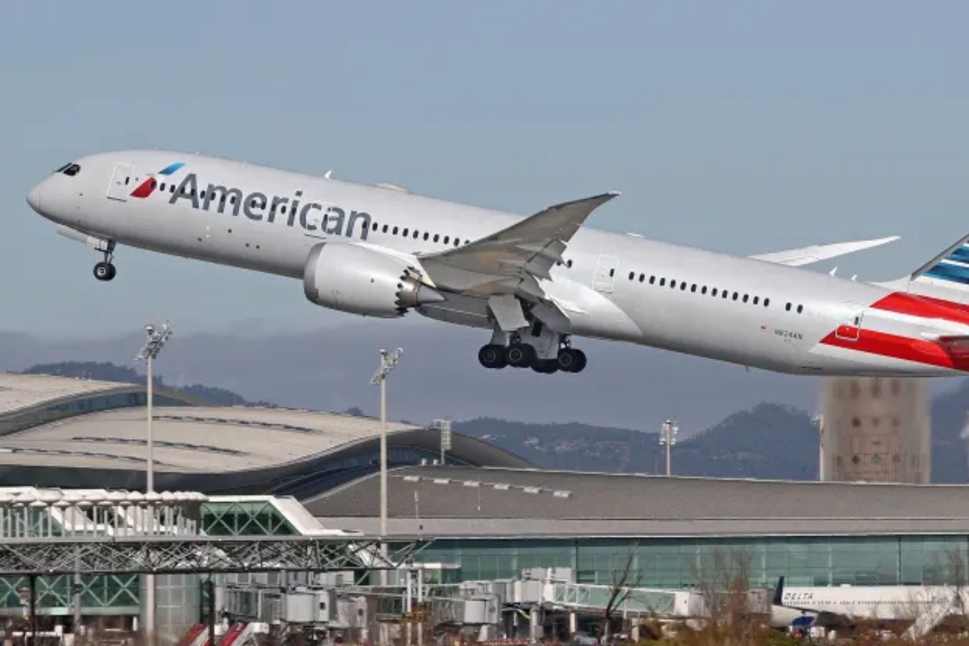 Agónica evacuación de 179 pasajeros tras incendiarse un avión de ...