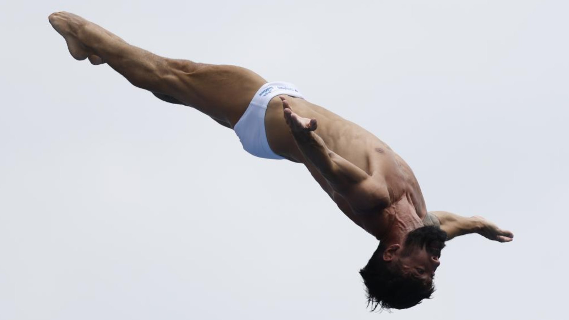 Daniella Hemsley, modelo de OnlyFans, festeja su triunfo levantándose ...