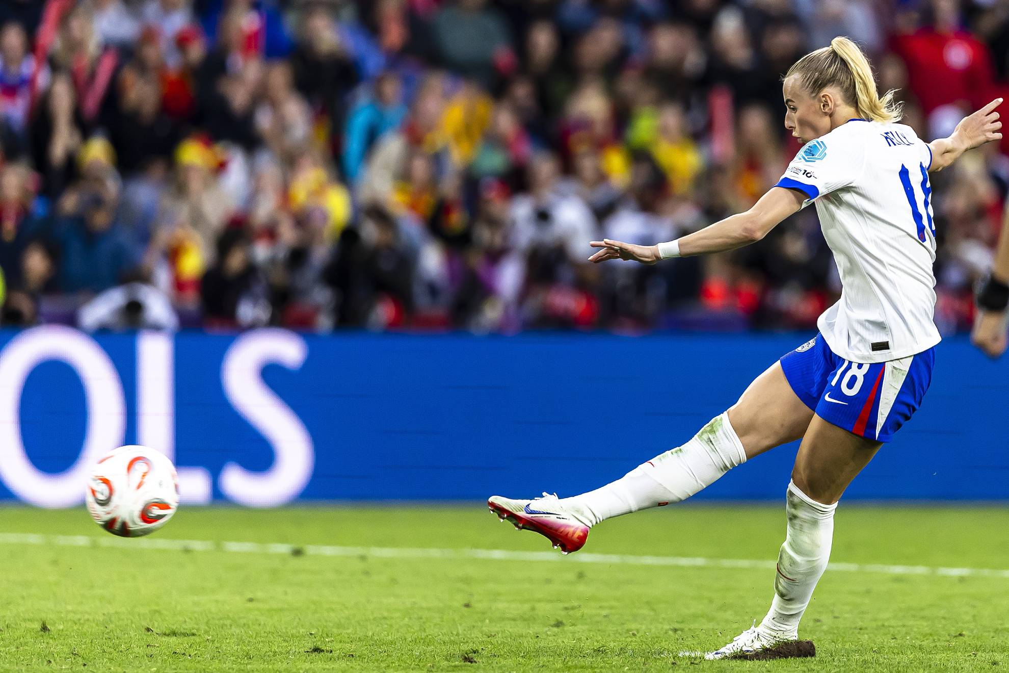 Chloe Kelly superó al gol más potente de la Premier con su penalti a ...