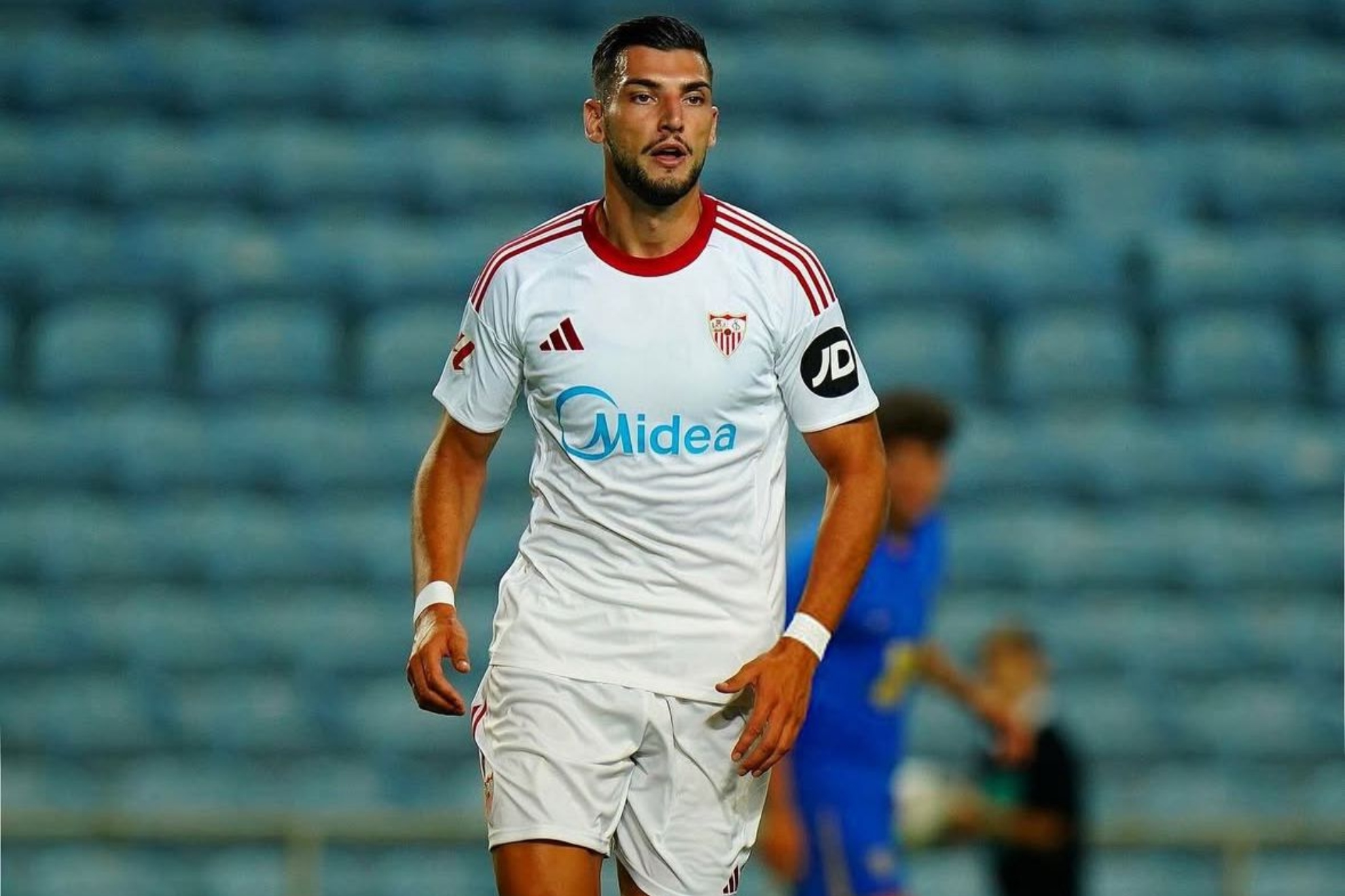 Rafa Mir no se niega a marcharse del Sevilla... pero cobrando su ...