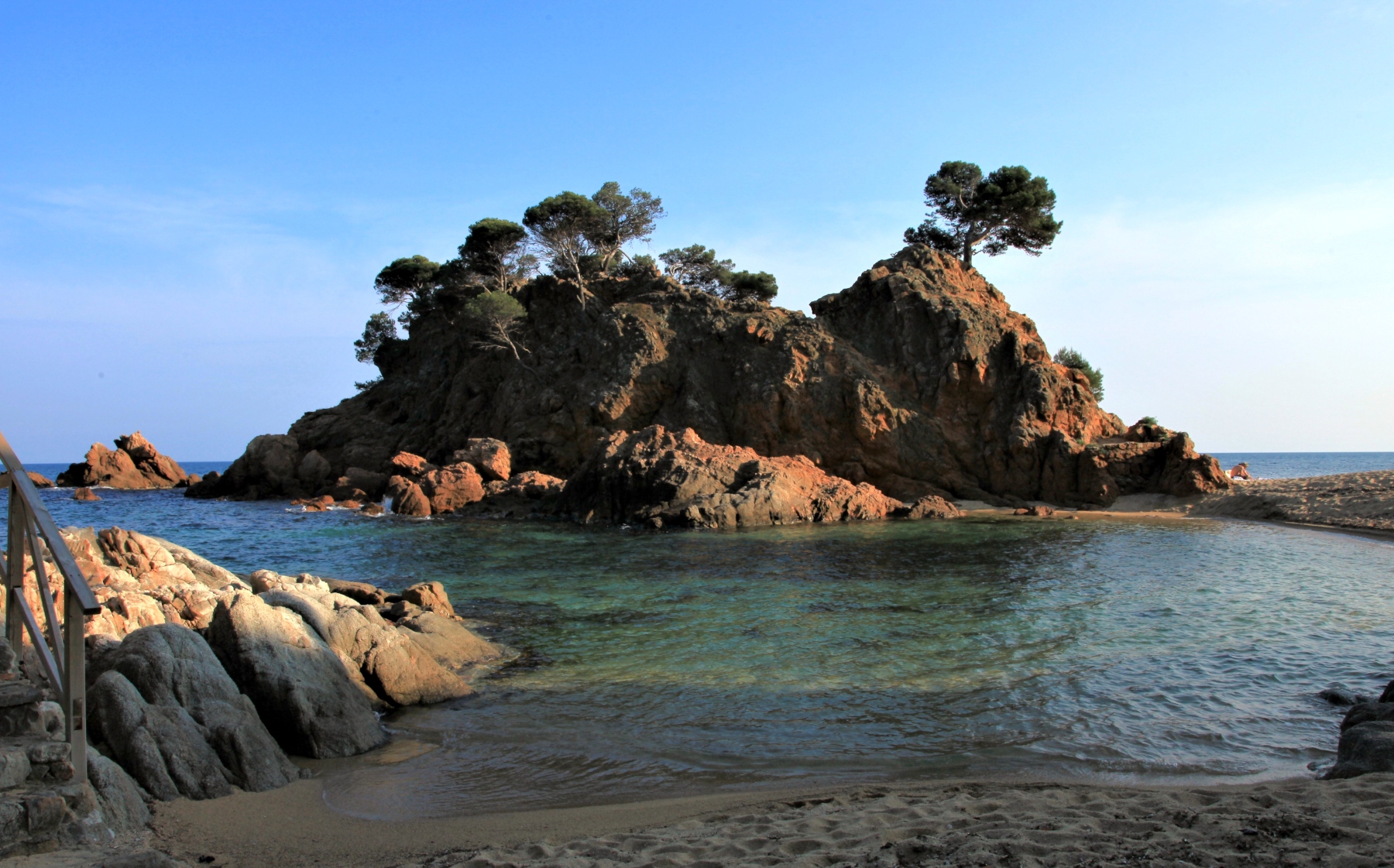Ni Sa Conca ni Tamariu: la cala roja de Girona dividida por un islote ...