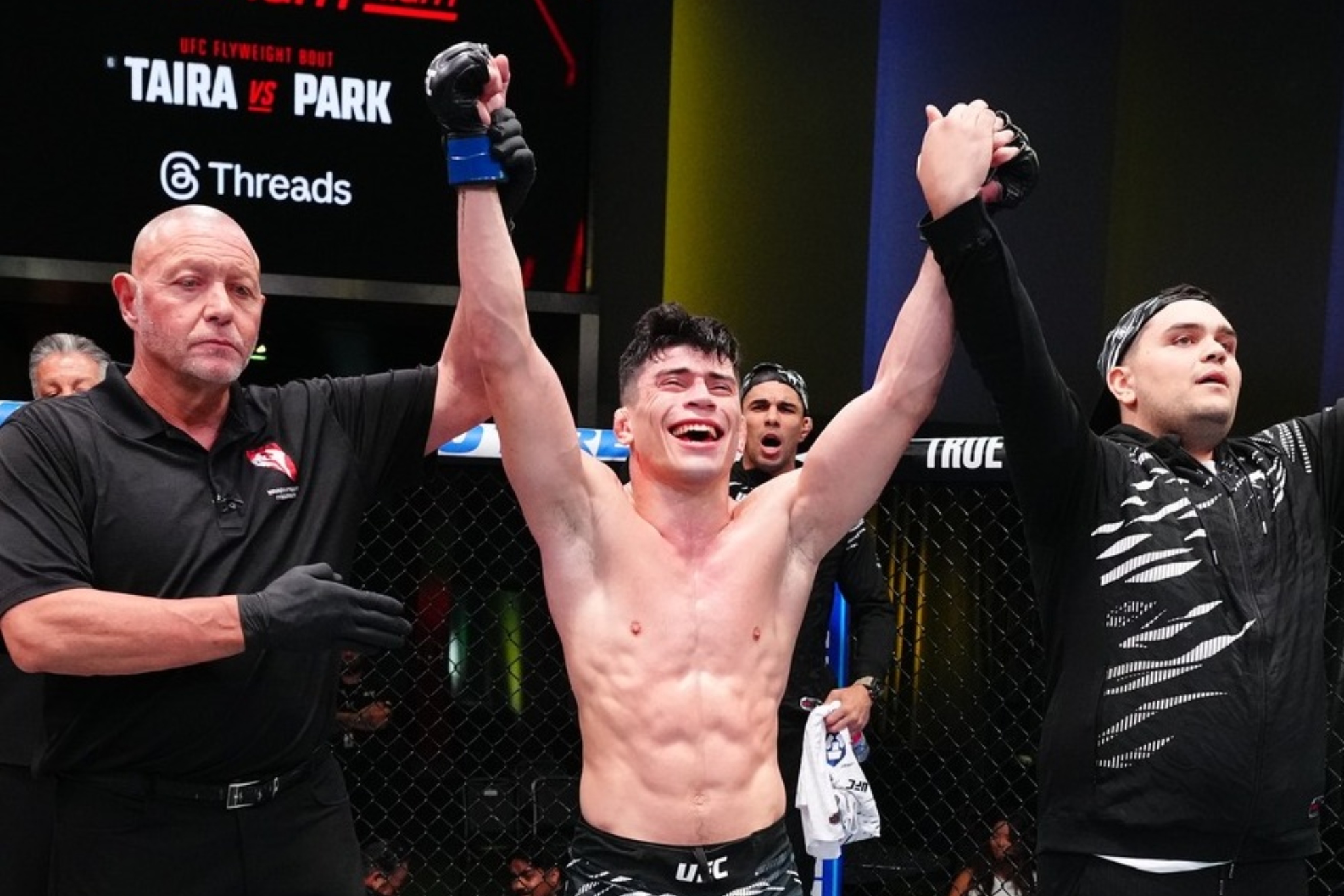 Tatsuro Taira no da lugar a la sorpresa y somete a Park Hyun-Sung