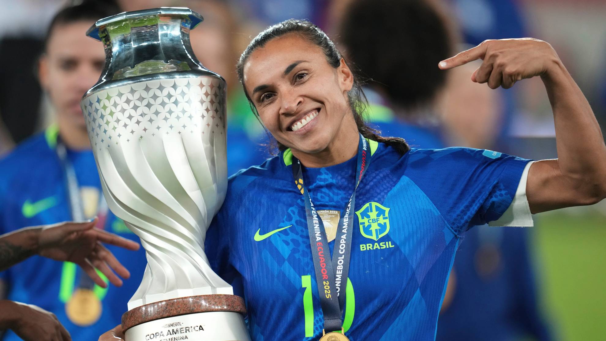 El heroico regreso de Marta a Brasil un año después: doblete para ganar ...