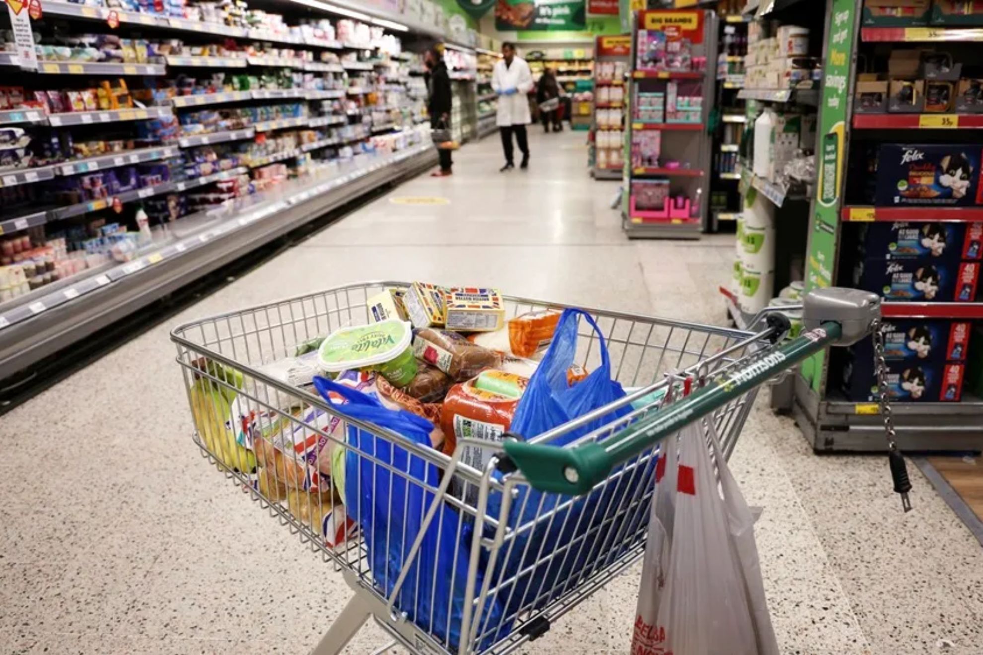 Adiós a los hipermercados: los clientes dan la espalda a las grandes ...