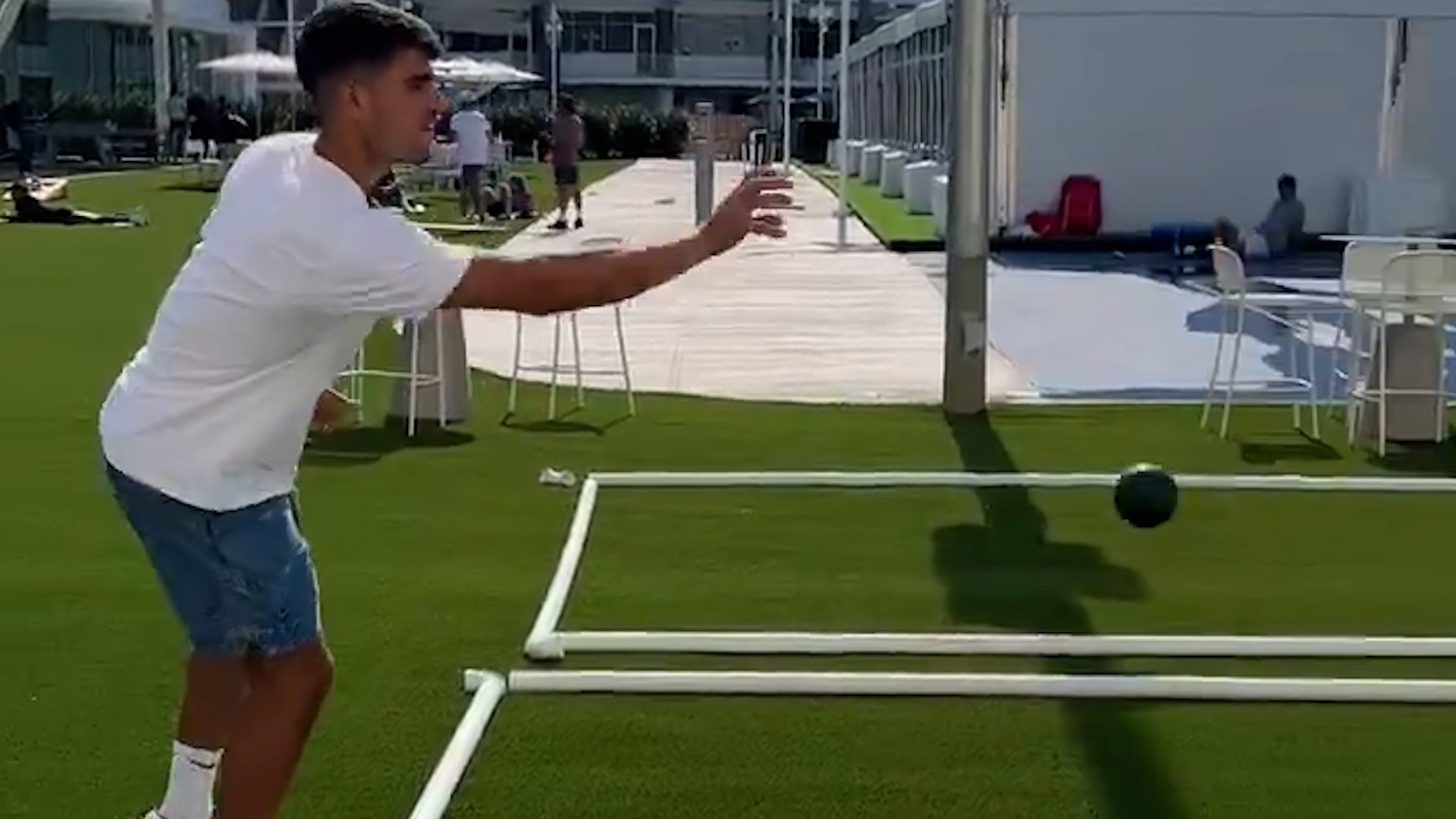 Daniella Hemsley, modelo de OnlyFans, festeja su triunfo levantándose ...