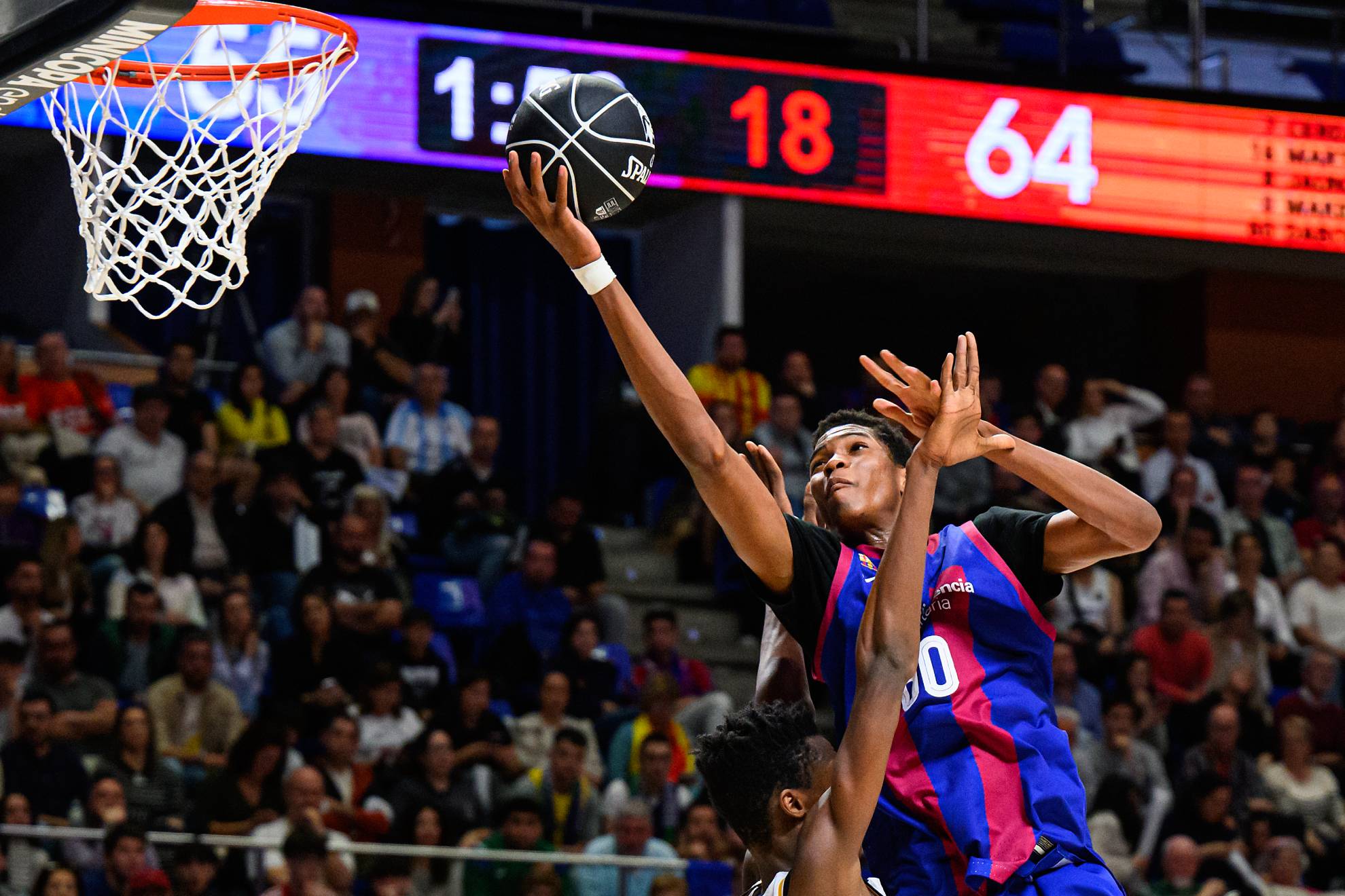 El Barcelona sube al primer equipo a un niño de 13 años y 2,10 m: el ...